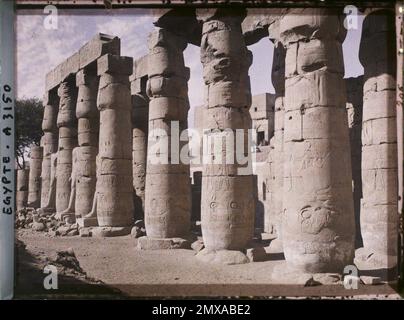 Louqsor, Egypte, Afrique Colonnade dans la cour de Ramsès II, Habitat ...