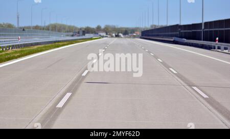 Autoroute moderne droite en béton avec marquage routier brillant ...