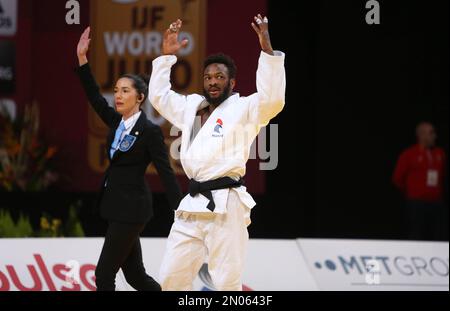 Romaric Bouda de France contre Ariunbold Enkhtaivan de Mongolie, Men's -60kg pendant le Grand ...