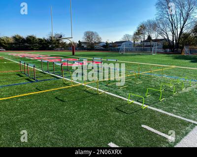 Différents types d'obstacles mis en place sur un terrain de gazon pour ...