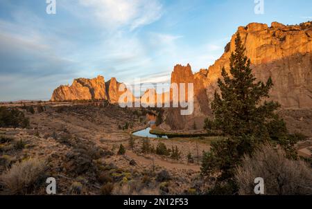 Parois rocheuses rouges au lever du soleil, cours de la rivière Crooked ...