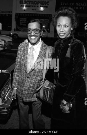Sammy Davis Jr. Et Altovie Davis à la fête pour Harold Robbins au ...