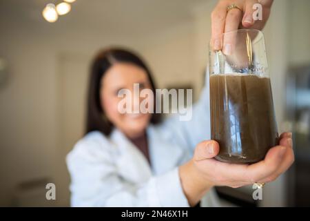 Essai de sol, une scientifique agricole féminine effectuant un essai de ...