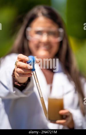 agronome agronome de l'agronome du sol regardant des échantillons de ...