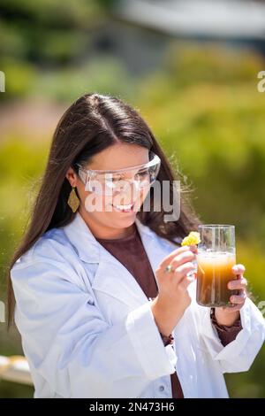 Essai de sol, une scientifique agricole féminine effectuant un essai de ...