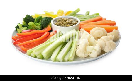 Assiette avec branches de céleri, autres légumes et sauce trempée ...