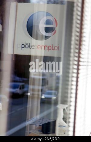 Le logo Pole emploi sur un panneau vu par la fenêtre de l'agence ...
