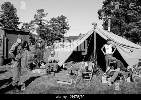Un camp allemand de la Seconde Guerre mondiale avec des soldats qui ...