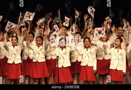 South Korean elementary school students with national flags made by ...