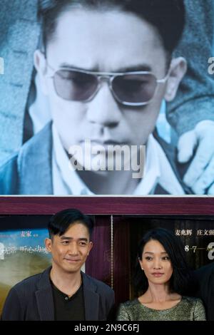 L'actrice chinoise Zhou Xun, à gauche, et à Hong Kong Le réalisateur ...