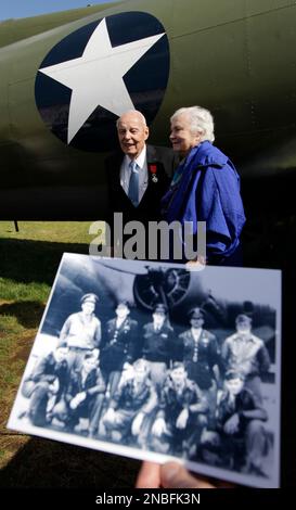 Henry "Sandy" McMurray, of Seattle, left, who was a U.S. Air Force B-17 ...