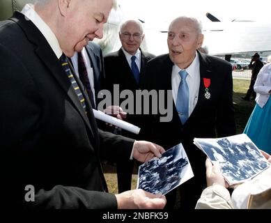 Henry "Sandy" McMurray, of Seattle, left, who was a U.S. Air Force B-17 ...