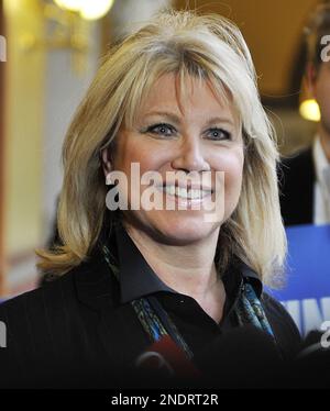 Former Connecticut TV news anchor Janet Peckinpaugh, left, interviews ...