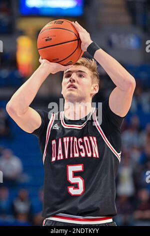 15 FÉVRIER 2023: Davidson Wildcats avant Sam Mennenga (3) passe devant ...