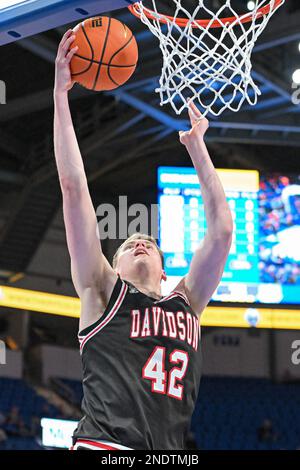 15 FÉVRIER 2023: Davidson Wildcats avant Sam Mennenga (3) passe devant ...