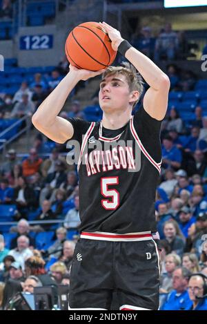 15 FÉVRIER 2023: Davidson Wildcats avant Sam Mennenga (3) passe devant ...