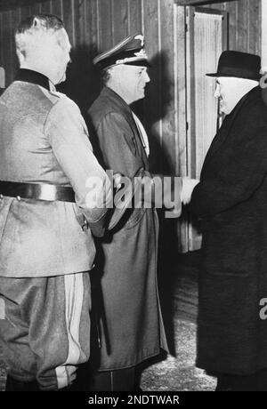 Salutation de Mussolini, Joachim von Ribbentrop, avec l'ambassadeur d ...