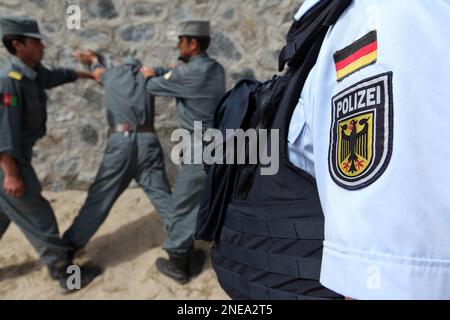 ARCHIV - Afghanische Polizisten trainieren am 12. Mai 2009 waehrend ...