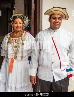 Un homme et une femme panaméens en robe traditionnelle. La femme porte une polla traditionnelle ...