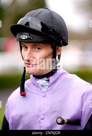 Le jockey Daniel Muscutt à l'hippodrome de Lingfield Park, Surrey. Date ...