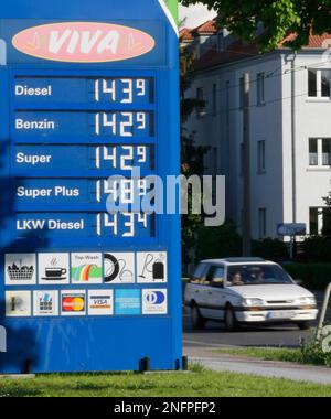 Die Preistafel einer Tankstelle in Dresden zeigt am Samstag, 10. Mai ...