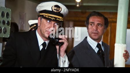 ÉTATS-UNIS. Leslie Nielsen et Fred Sadoff dans une scène du (C)XXème ...
