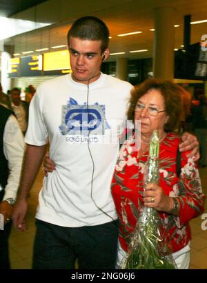 Joran van der Sloot, left, enters the courtroom for the continuation of ...