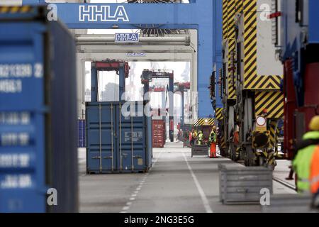 Container werden am 2. August 2007 im Terminal Burchardkai der Hamburg Hafen und Logistik AG ...