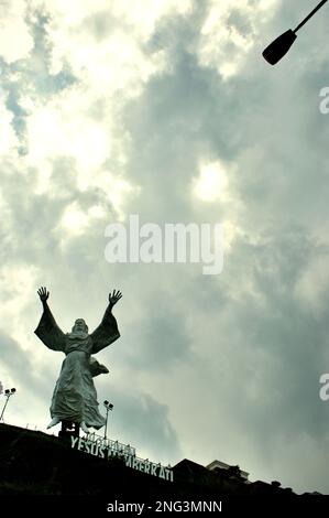 Une statue géante connue sous le nom de « Monument Jésus-Bénédiction ...