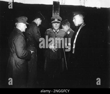 Le général allemand, Anton Dostler, attaché à un pieu durant son ...
