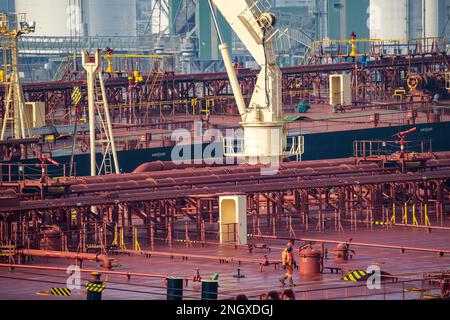 Le pétrolier de pétrole brut HOJO, dans le port maritime de Rotterdam ...