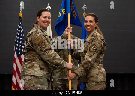 Le lieutenant-colonel Megan Davis, commandant entrant du 303rd e ...