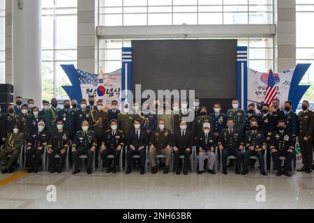Brig. Le général Mark Holler, commandant général adjoint de la huitième ...