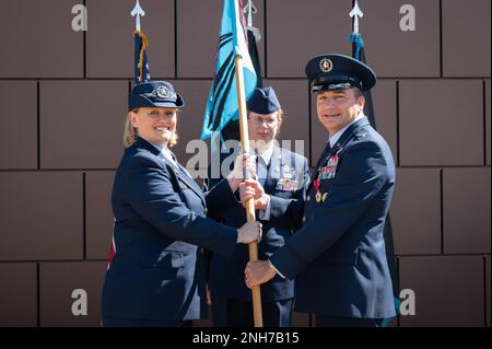 ÉTATS-UNIS Max E. Lantz II, commandant sortant de l'Institut spatial ...