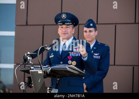 ÉTATS-UNIS Max E. Lantz II, commandant sortant de l'Institut spatial ...