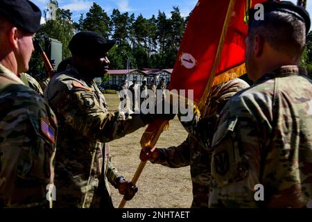 Le lieutenant-colonel Anthony Brunner, commandant sortant du 1st ...