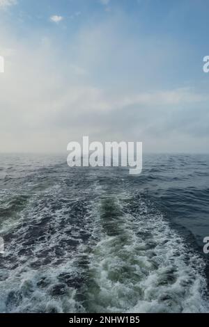 Réveil du navire. Grand sentier de réveil depuis le bateau. Eau de l ...