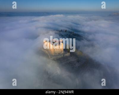 Vue aérienne du château de Mequinenza, depuis une mer de nuages et de ...