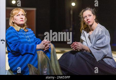 22 février 2023, Brandebourg, Cottbus : Les acteurs Susanne Thiede (le ...