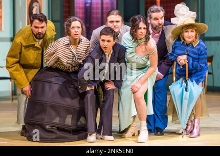 22 février 2023, Brandebourg, Cottbus: Les acteurs Charlotte Müller (l ...