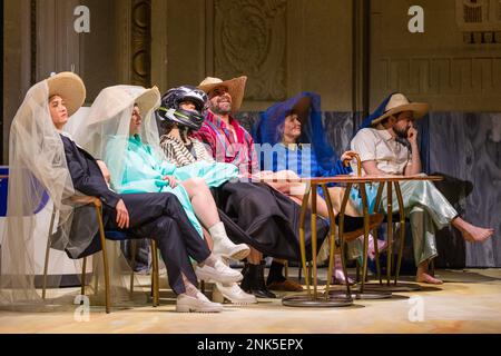 22 février 2023, Brandebourg, Cottbus: Les acteurs Charlotte Müller (l ...