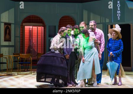 22 février 2023, Brandebourg, Cottbus: Les acteurs Charlotte Müller (l ...