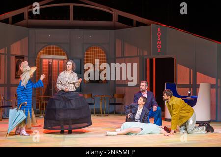 22 février 2023, Brandebourg, Cottbus: Les acteurs Charlotte Müller (l ...