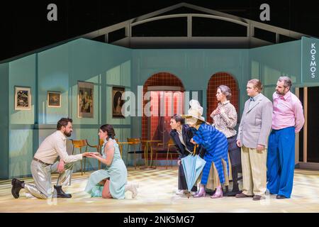 22 février 2023, Brandebourg, Cottbus: Les acteurs Charlotte Müller (l ...