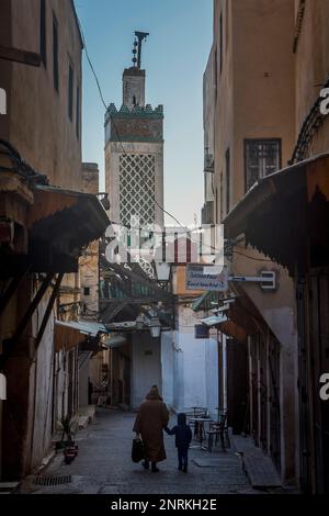 La rue Talaa Kebira, et minaret de la mosquée Chrabliyine. La ville de ...