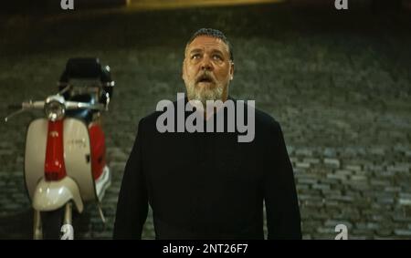 Le père Gabriele Amorth (Russell Crowe) dans Screen Gems» «The Pope's ...