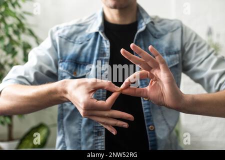 Interprète de langue des signes homme traduisant une réunion en ASL ...