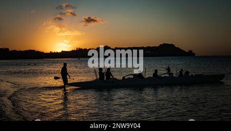 Les habitants de Guam nagent et voient l'océan Pacifique à Matapang ...