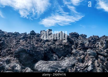 Variété de formes de lave solidifiée au basalte (clinker, bloc-lave ...