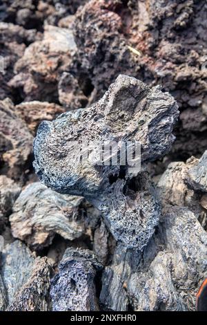Une variété de formes de lave solidifiée au basalte (clinker, bloc-lave ...